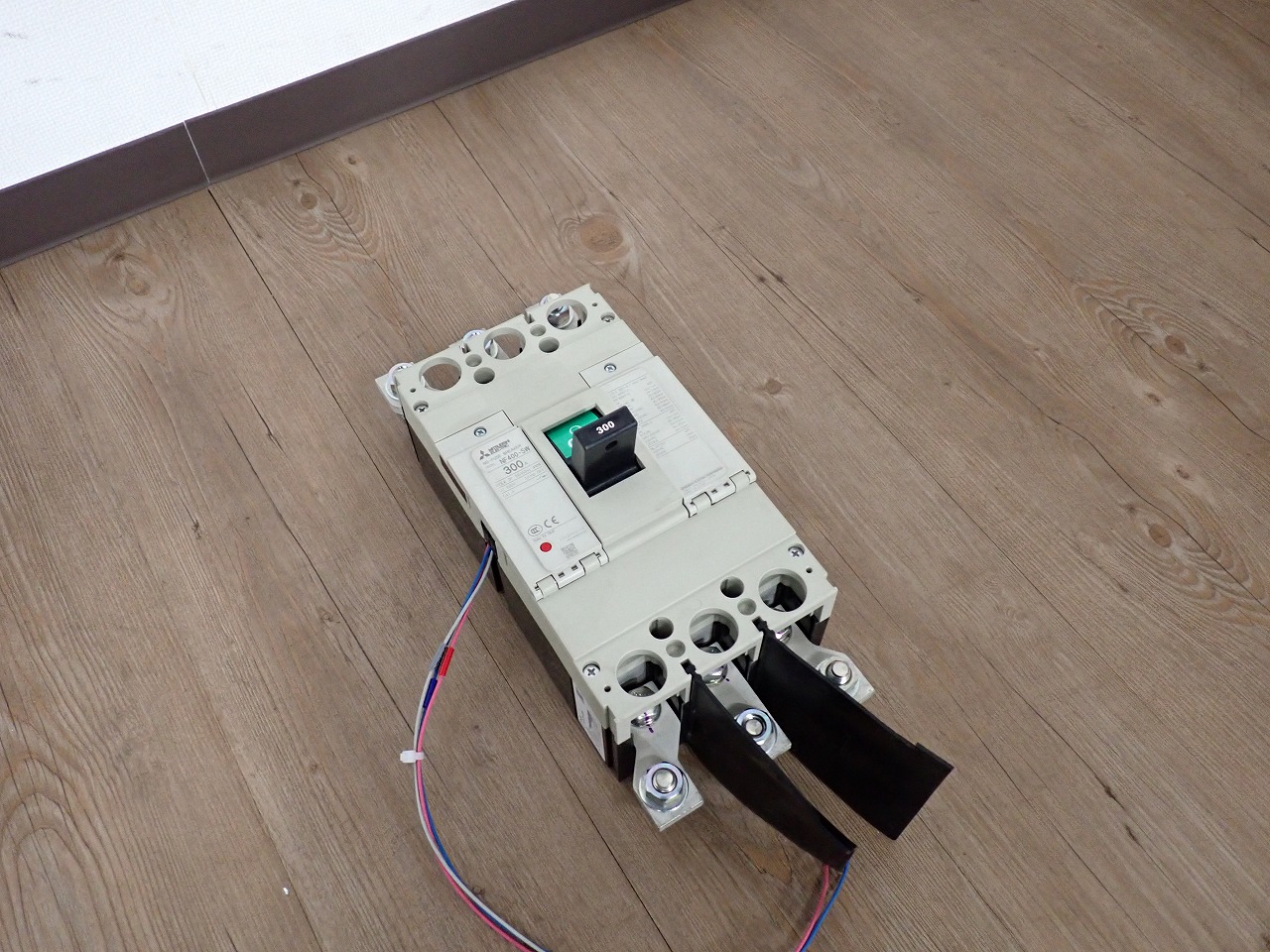 ブレーカー MITSUBISHI NF400-SW 300A 3P Ui 690V Uimp 8kV 50-60Hz 三菱電機 ノーフューズ ...